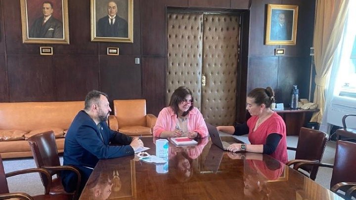 Catedrático de la Universidad de Barcelona se reúne con académicas de la UV